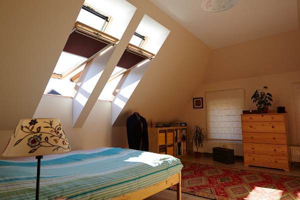 Apartament spatios si luminos chiar in podul casei – o mansarda ...