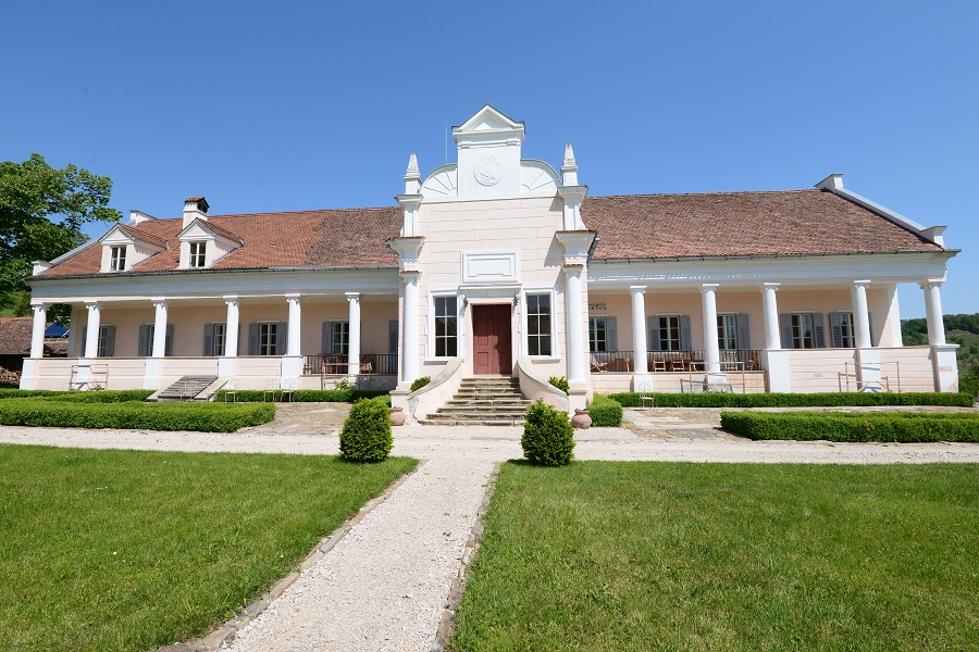 Conacul Apafi din Mălâncrav, tradiţia nobiliară la dispoziţia ...